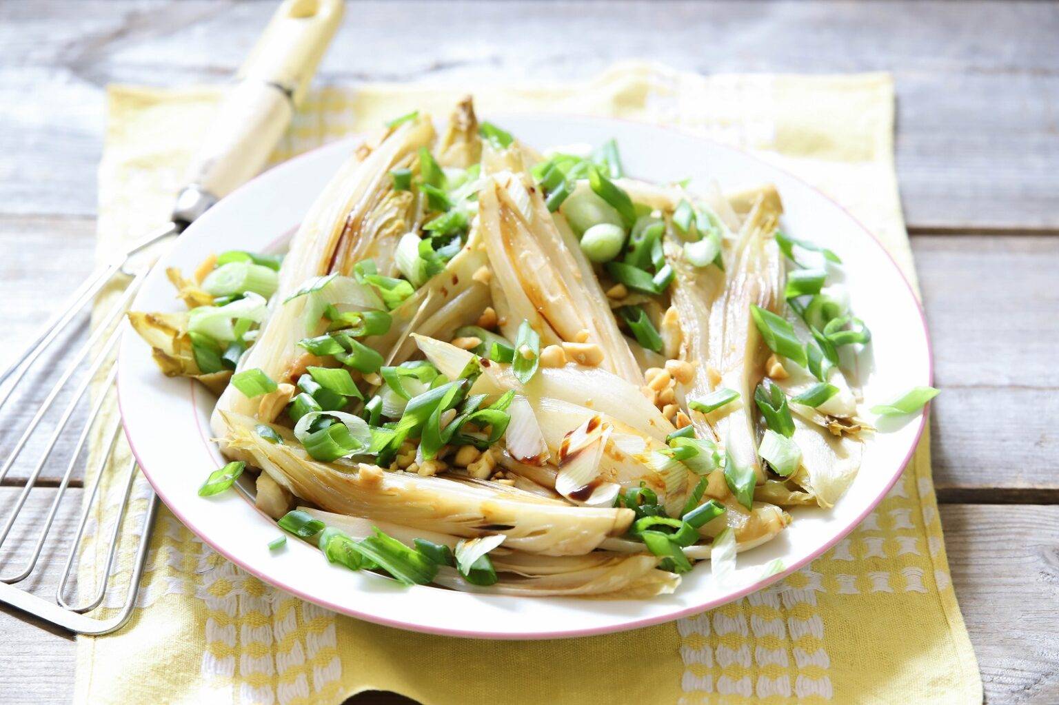 Witlof roerbakken met prei en pinda's